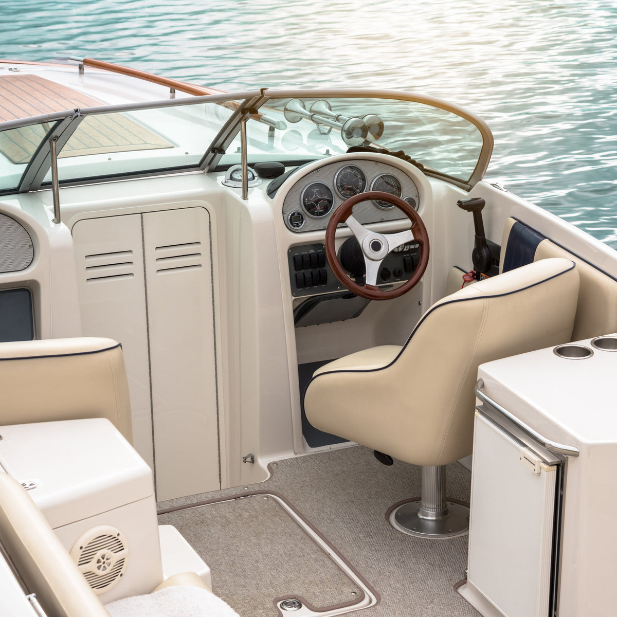 Tables and chairs – Bateau Bootservice